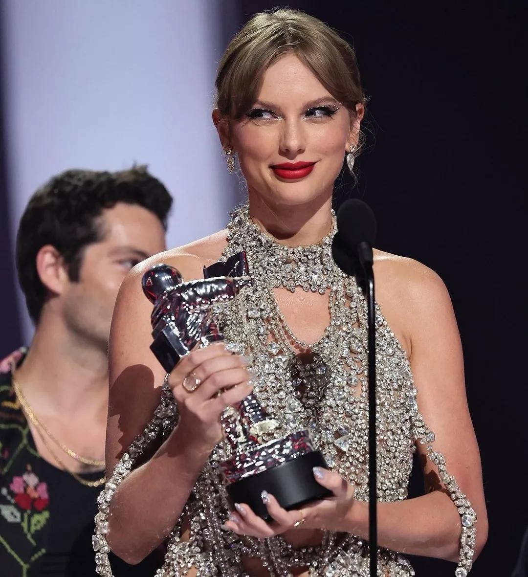 Taylor Swift shows off her beautiful back. Besides dancing with ...