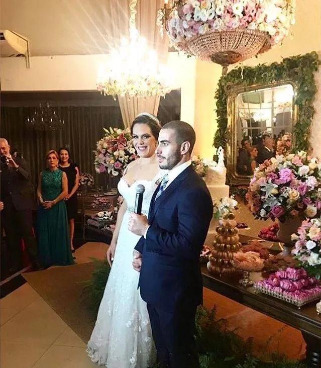 The muscular bride showed off her body at the wedding scene, causing ...