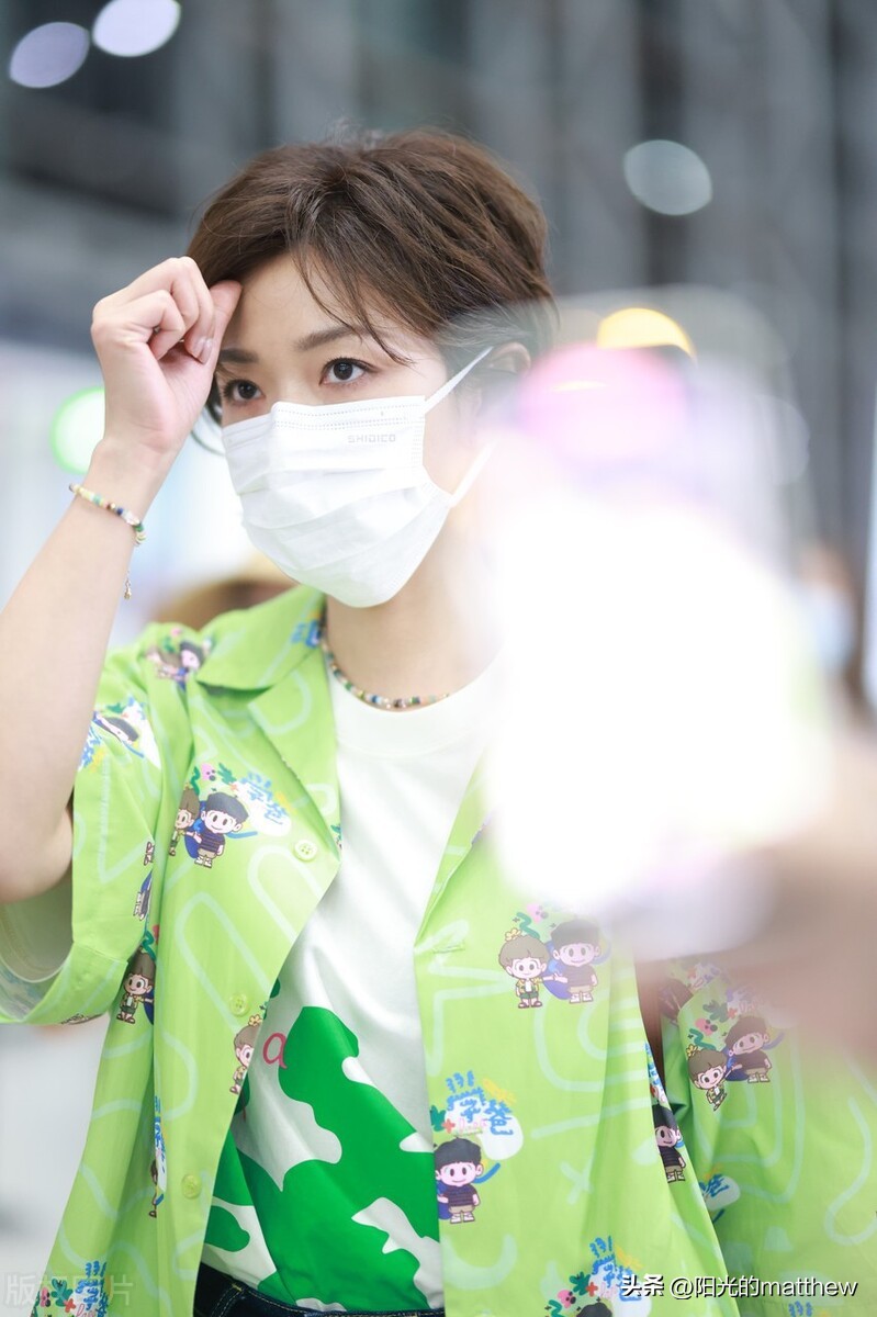 Wanxi's short hair is chic and handsome, and a delicate necklace is eye ...