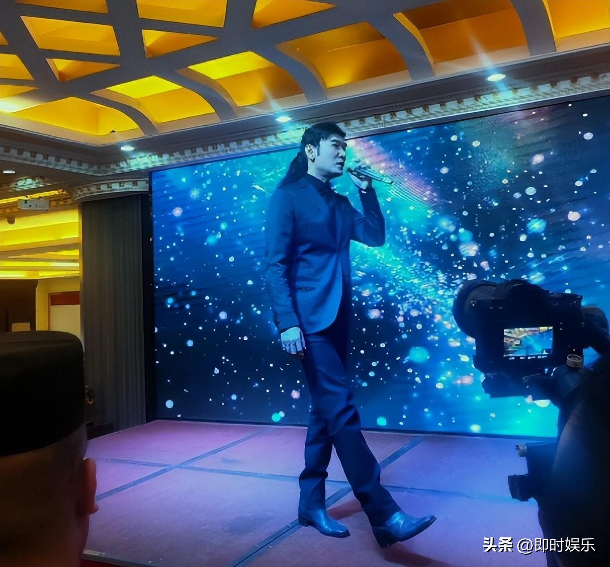 At the age of 55, Jiao Enjun's image has changed drastically! With long ...