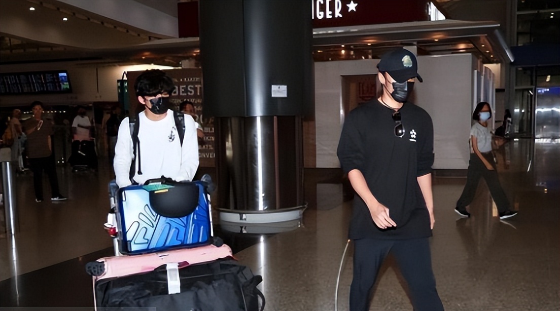 Nicholas Tse and his son returned to Hong Kong with a high profile. The ...