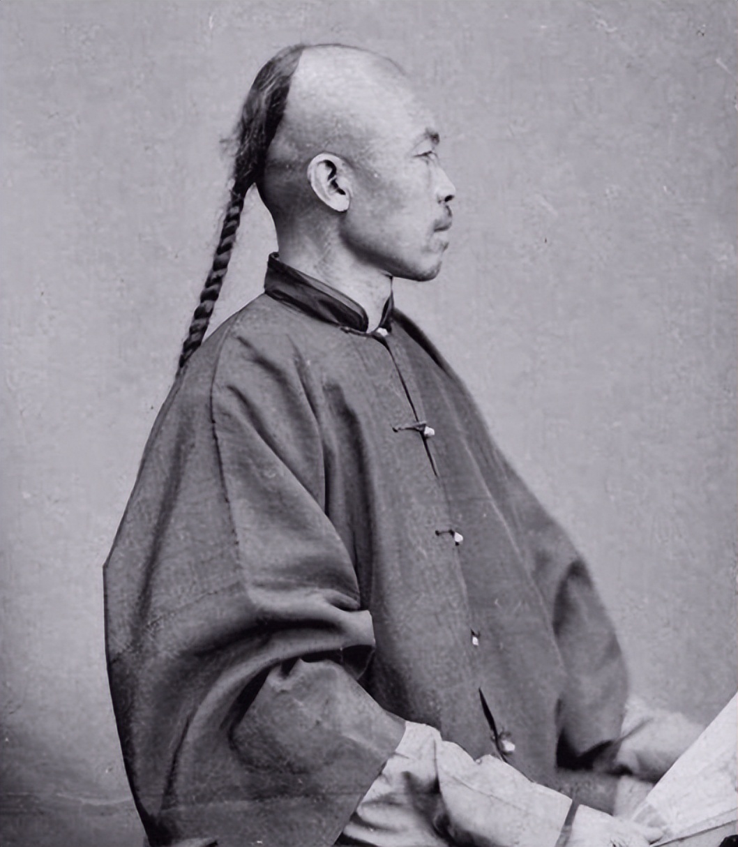 After the Qing army entered the customs, the hair-shaving order was ...