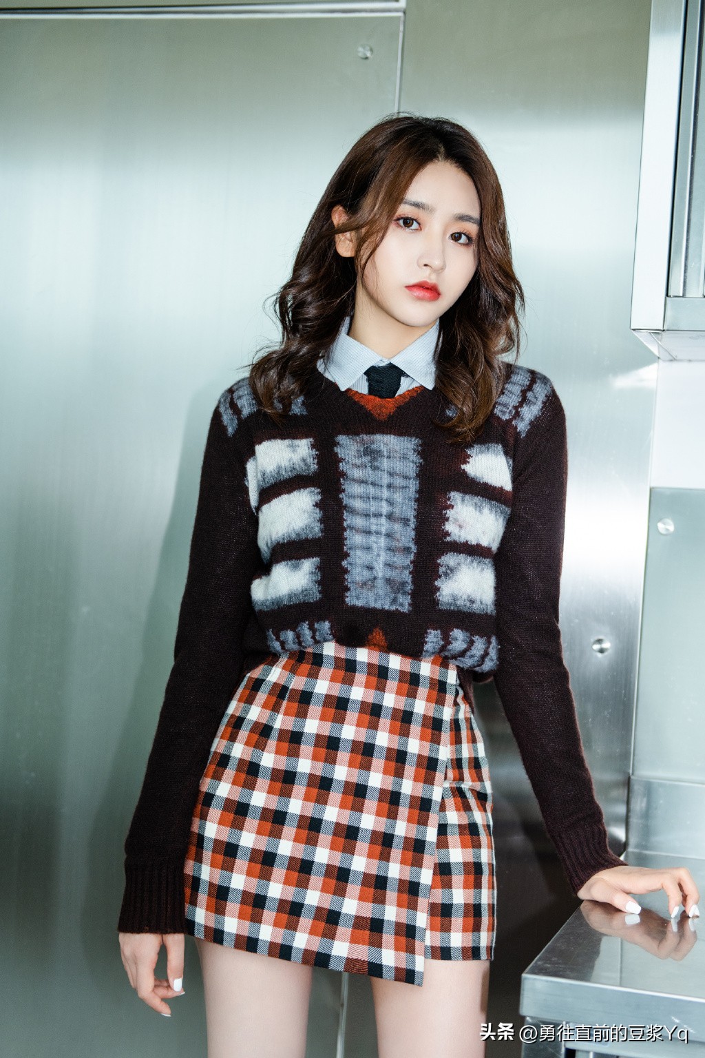 Jin Zihan's sexy and smart plaid skirt shows her fair-skinned long legs ...