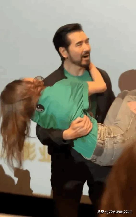 The 62-year-old Fei Xiang held the princess at the scene of the road ...