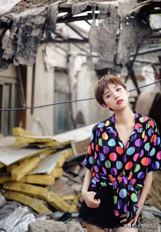 Share pictures - temperament goddess Li Xiaofeng - iNEWS