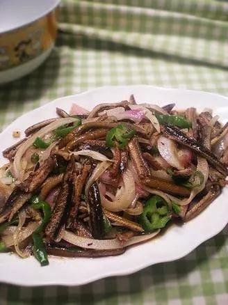 When you go to a Shanghai restaurant, you must order the famous dish of ...