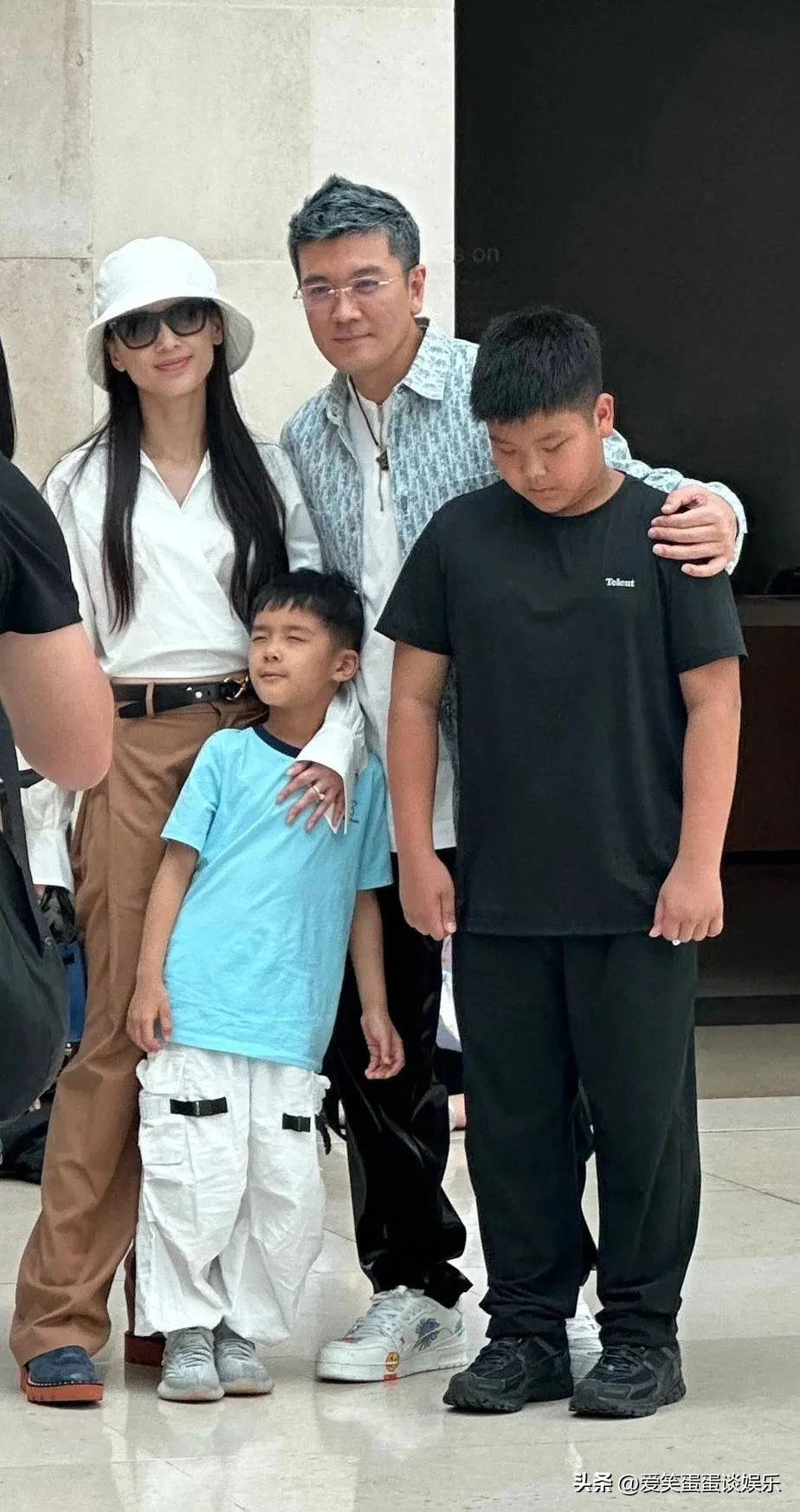 Huang Shengyi Yangzi took his son to visit the British Museum, and the ...