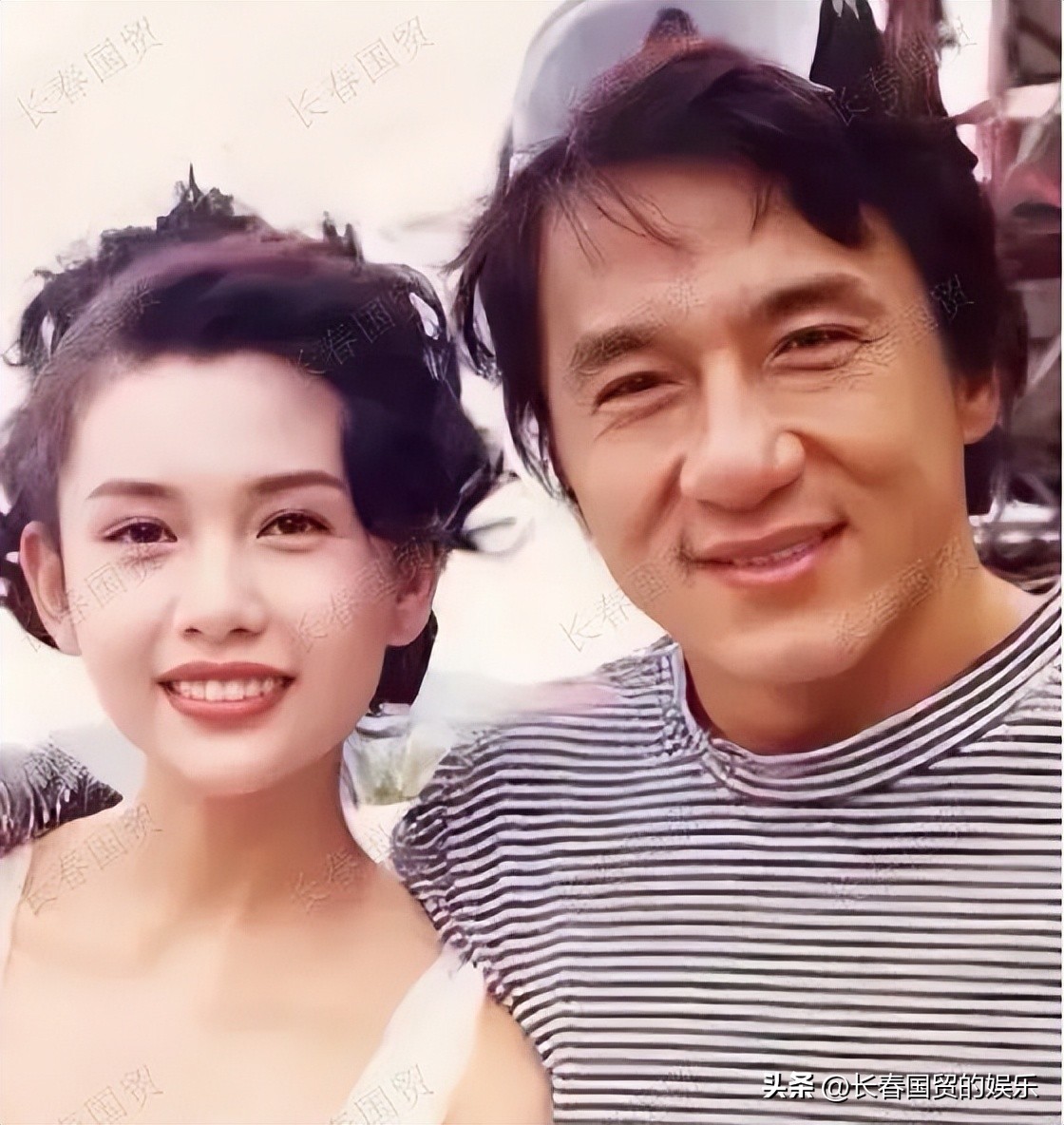 The photo of Jackie Chan and Qiu Shuzhen was exposed 30 years ago. - iNEWS