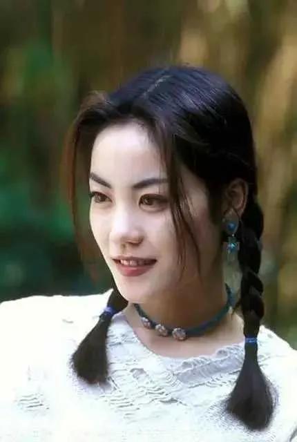 A recent photo of Li Yan's 17th birthday was exposed, wearing a white ...