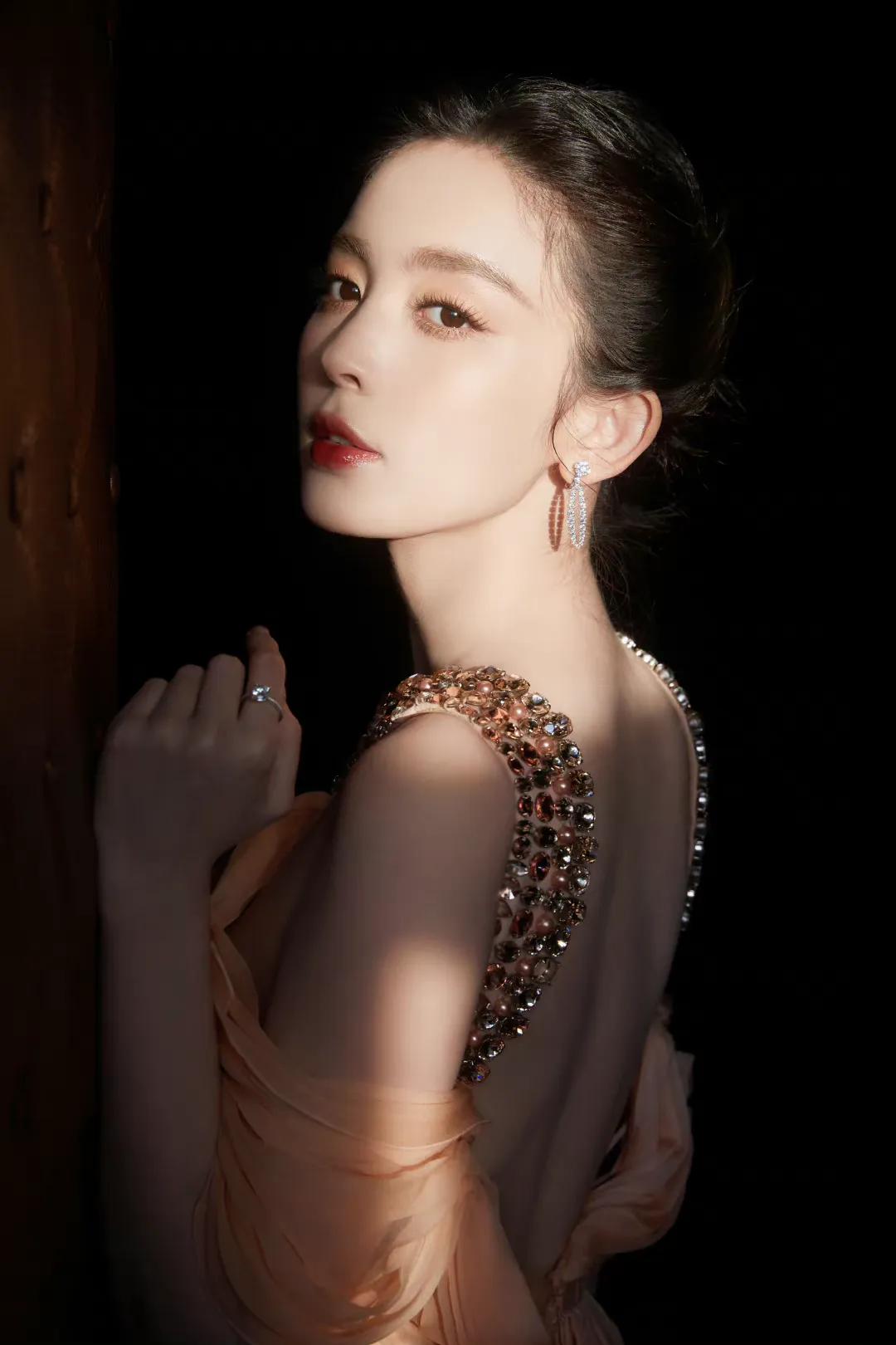 Guli Nazha's 2023 Internet Festival Feather Trailing Long Dress Style ...