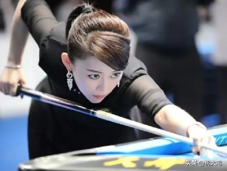 "Queen of Nine Balls" Pan Xiaoting wears a one-shoulder dress with a ...