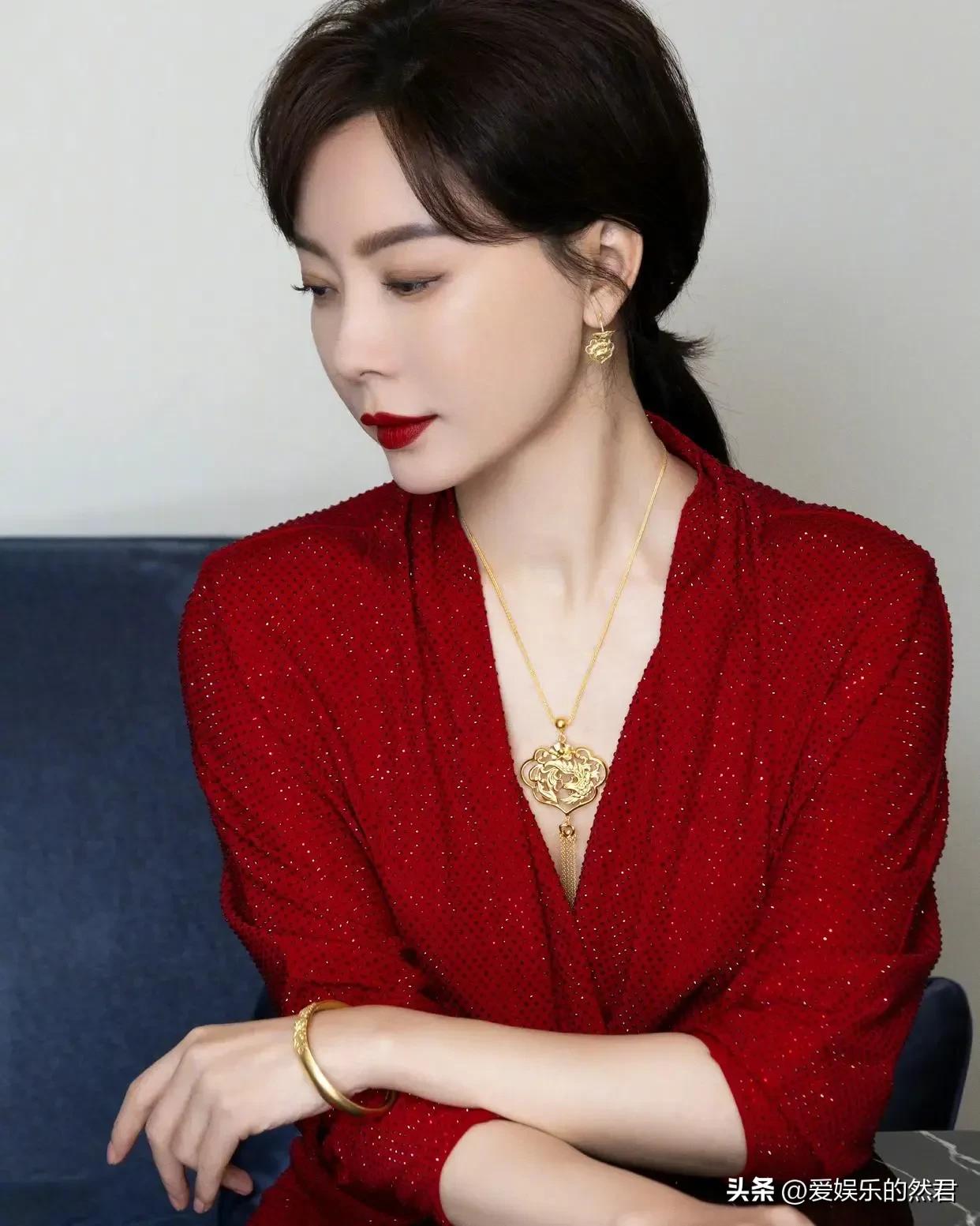 Chen Shu, who has a quiet and beautiful mind, is dignified, elegant, decent and atmospheric. The ...