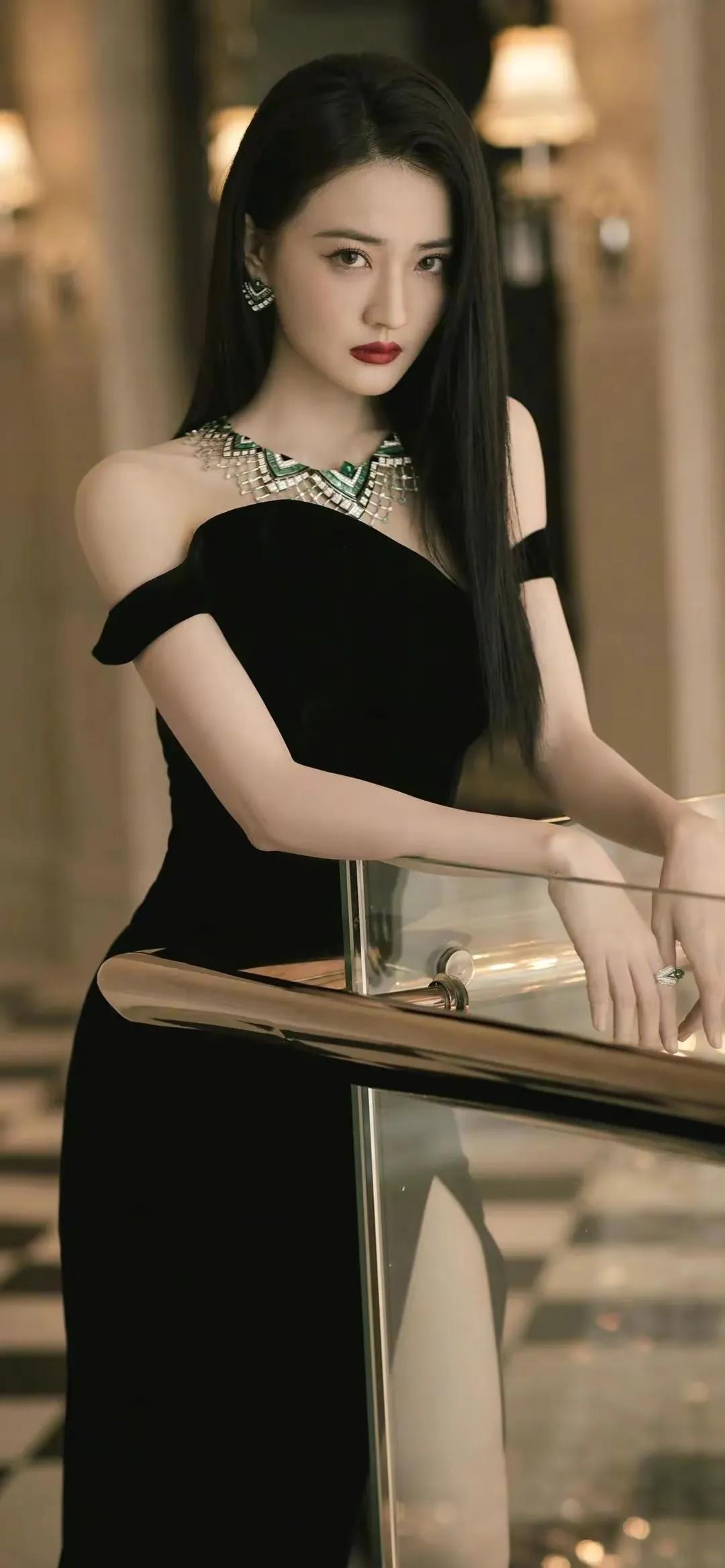 Beautiful Face and Moon Appearance——Xu Lu - iNEWS