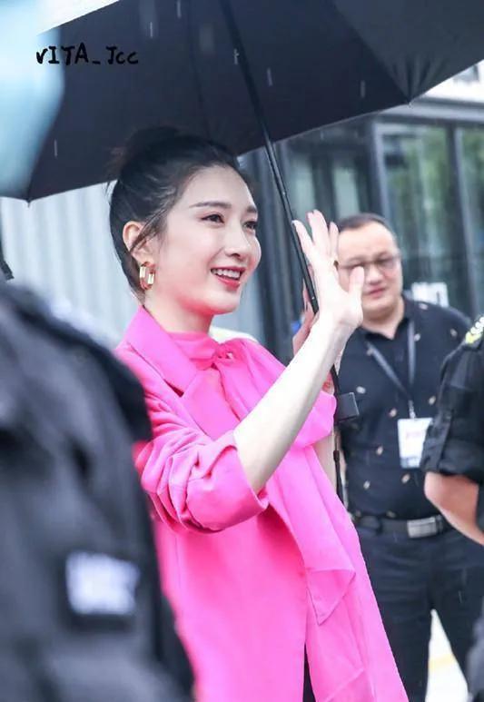 Jiang Shuying rose red suit with black shorts - iNEWS