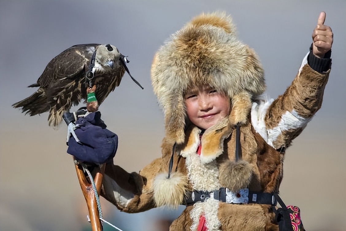 What kind of country is Outer Mongolia, where the beauties are passionate and the nightlife is ...