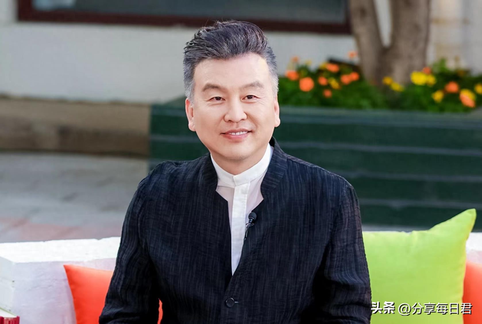 CCTV host Zhang Zequn returns to the stage, and his partner Zhu Xun hosts theatrical ...