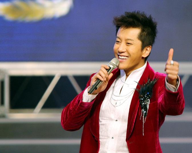 53-year-old Mao Ning rarely appeared, with stiff facial features and ...