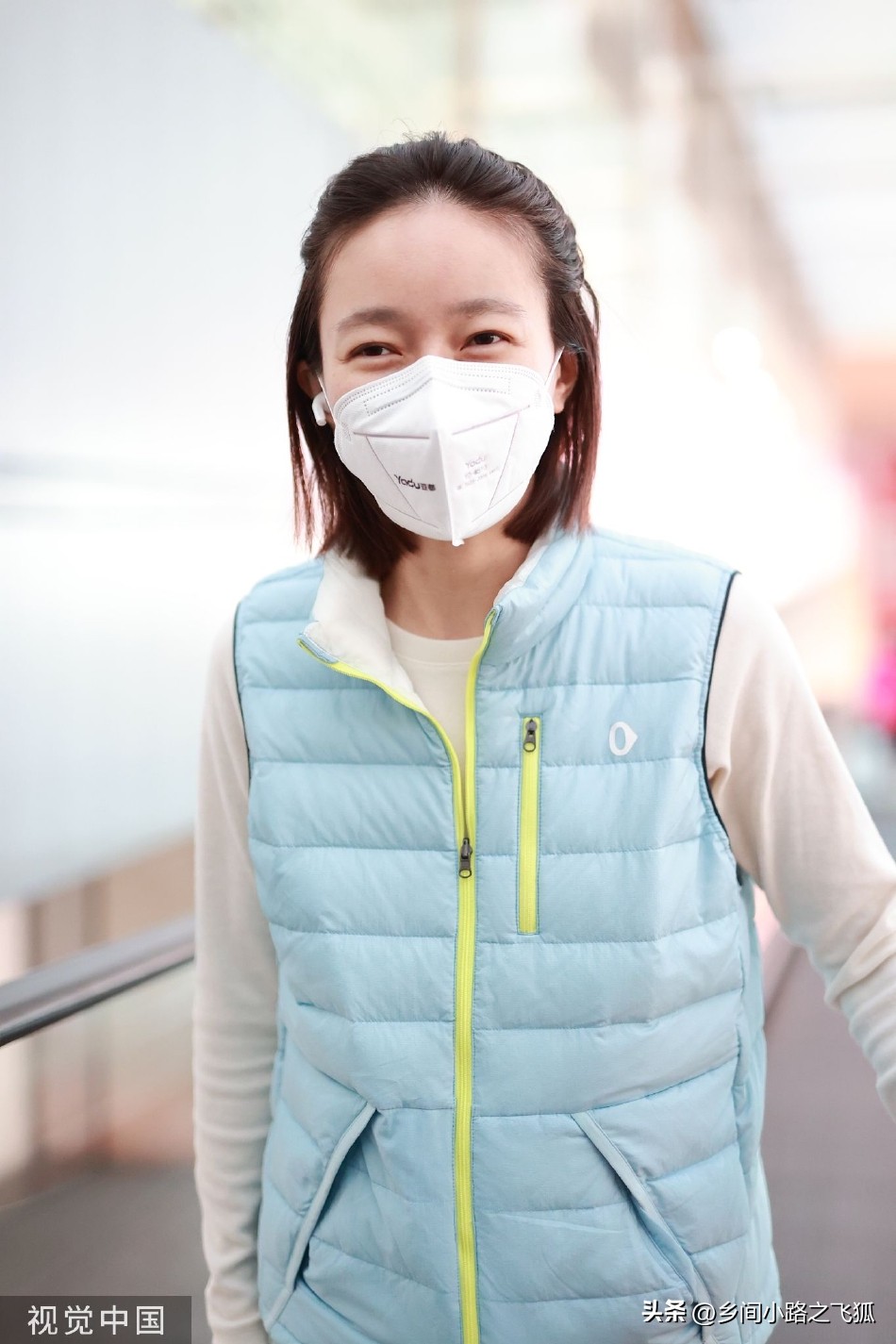 Jiao Junyan arrived at the airport in a light blue vest, smiling and ...