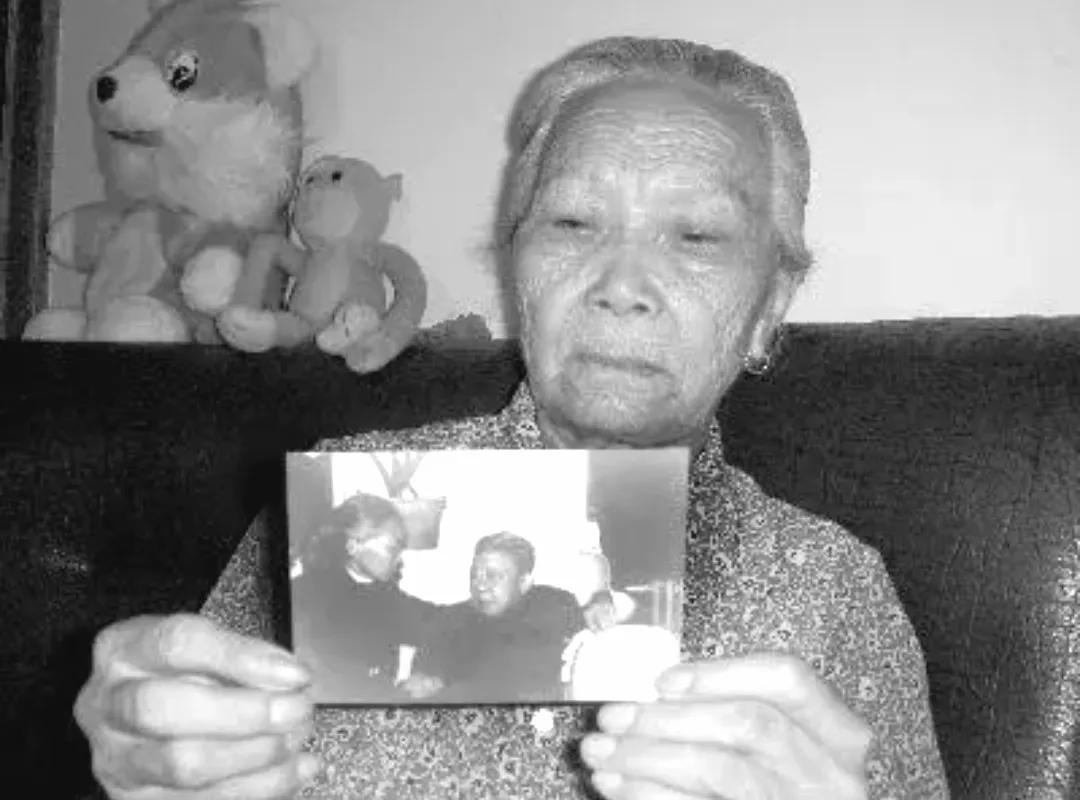 In 1987, the information officer brought an article to find Lai ...