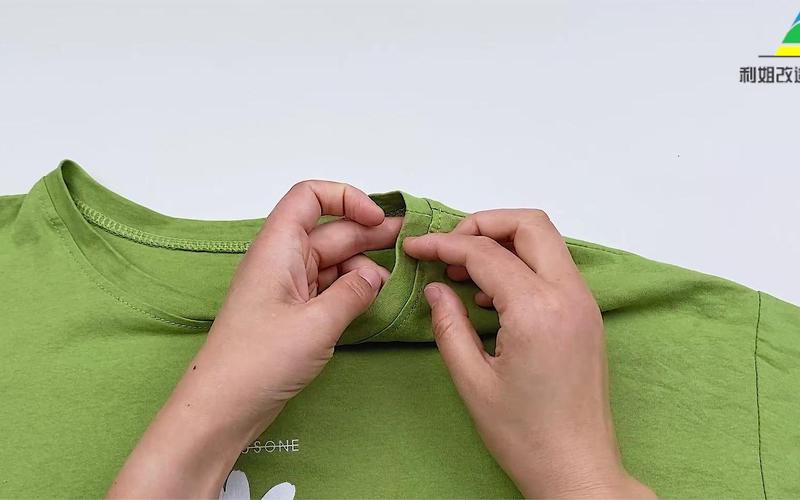 It's so easy to change the collar of your clothes from big to small ...
