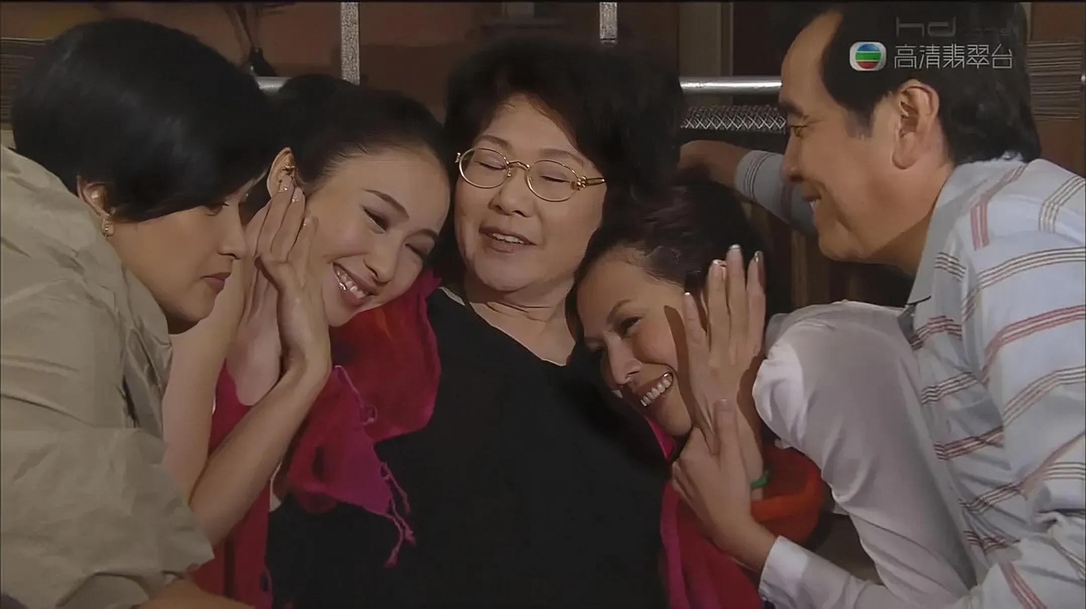 At the age of 70, still wearing stockings, Li Siqi perfectly interprets ...