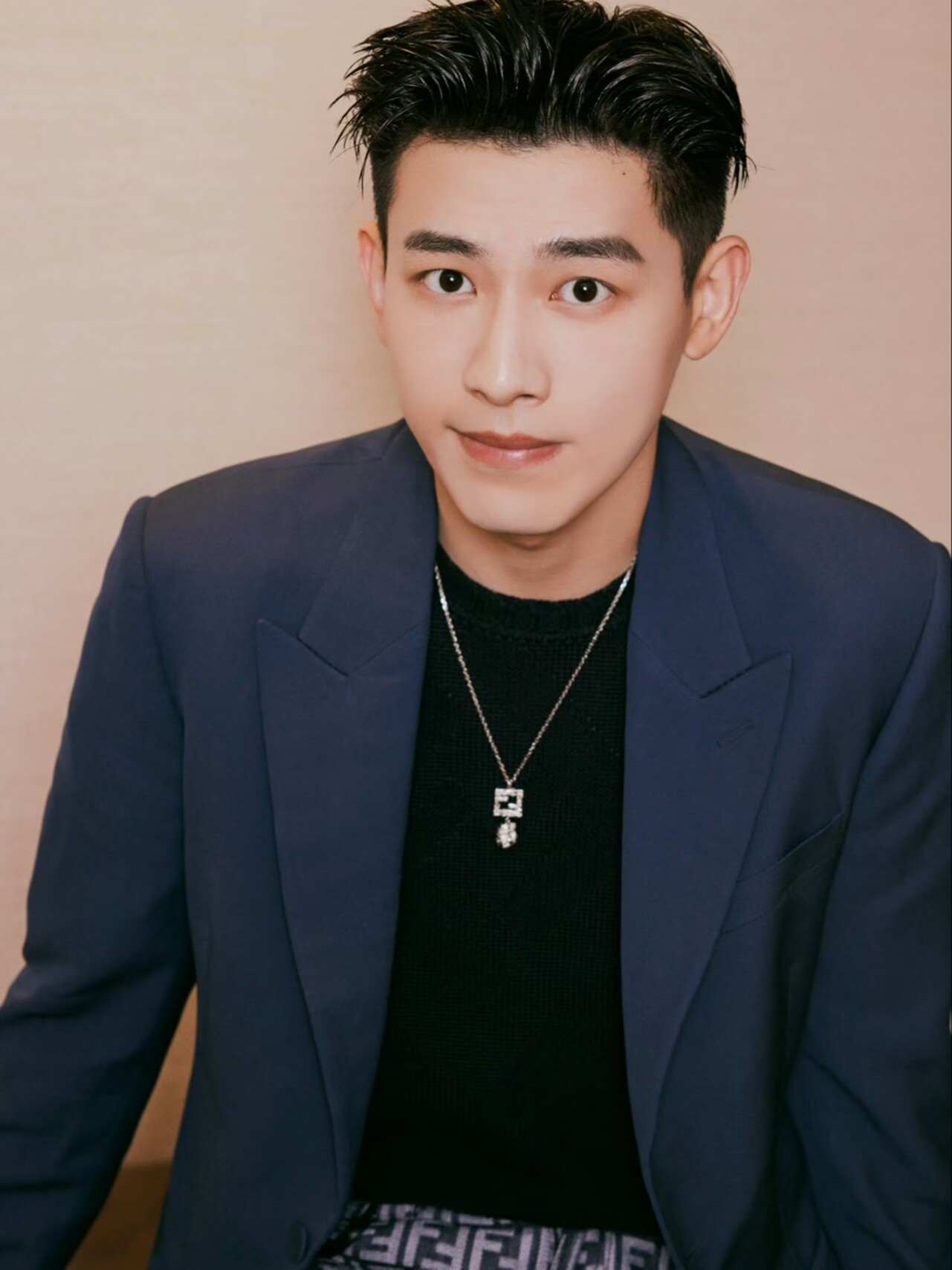 Xin Yunlai's suit is fashionable, it turns out that the back hair and ...