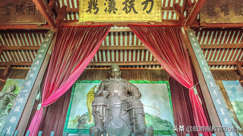 During the day, Zhang Fei Temple looks more solemn than at night.The ...