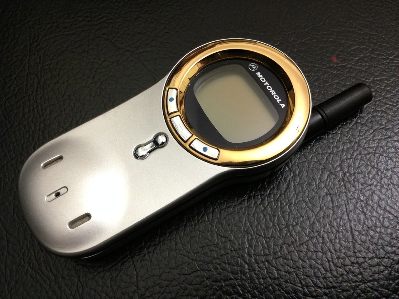 Spinning Light: The Design Legend of Motorola V70 - iNEWS