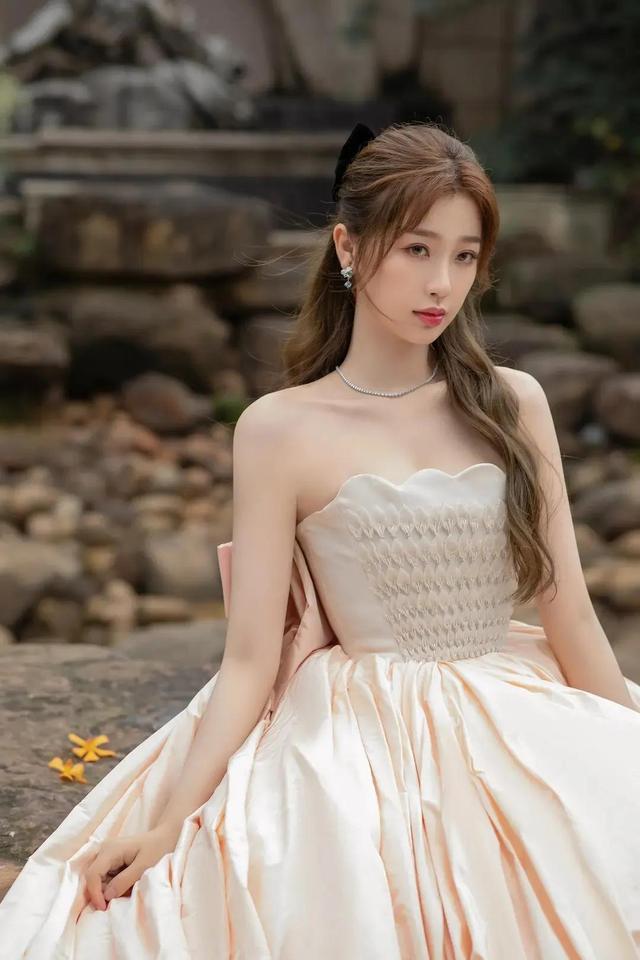 The old photos of Yu Shuxin's swimsuit exposed her slender arms, her ...