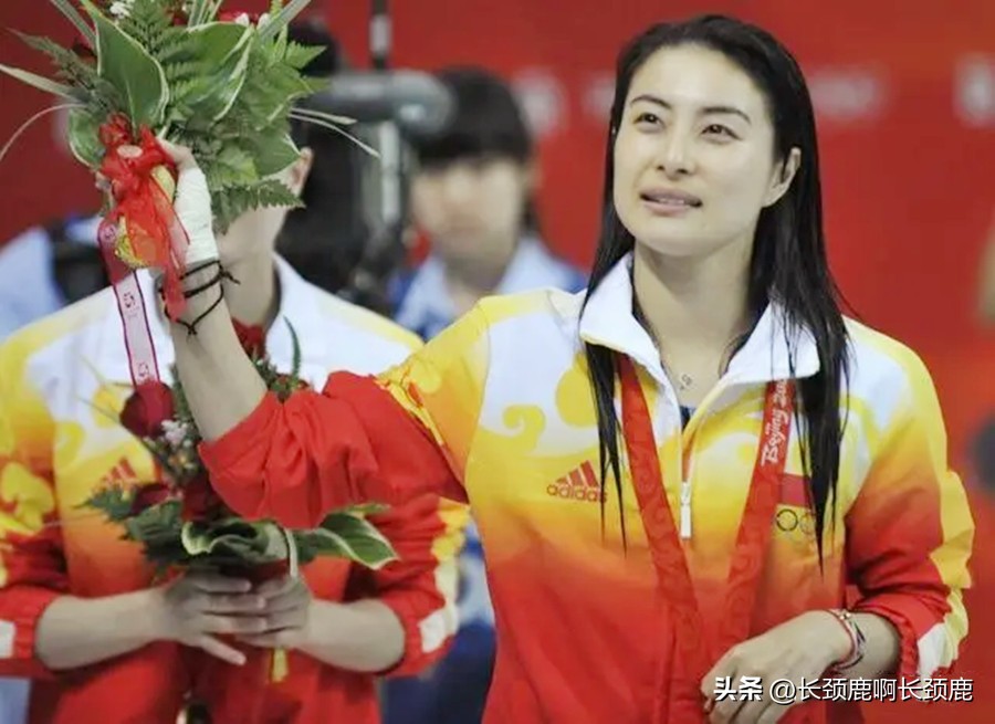 Guo Jingjing dressed up to attend the luxury dinner in Italy, her ...