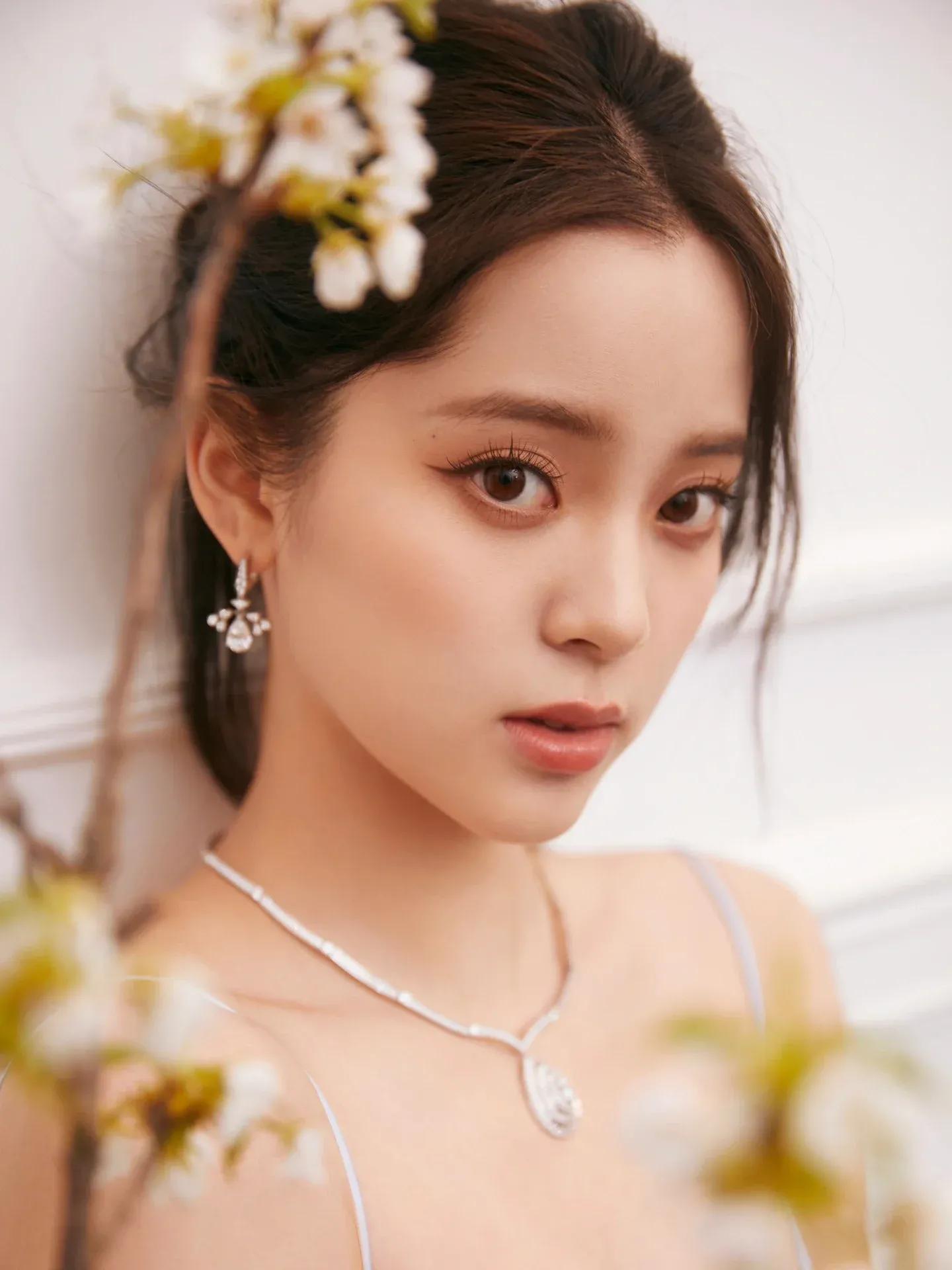 Ouyang Nana, the tube top dress is white and tender, what a princess! - iMedia