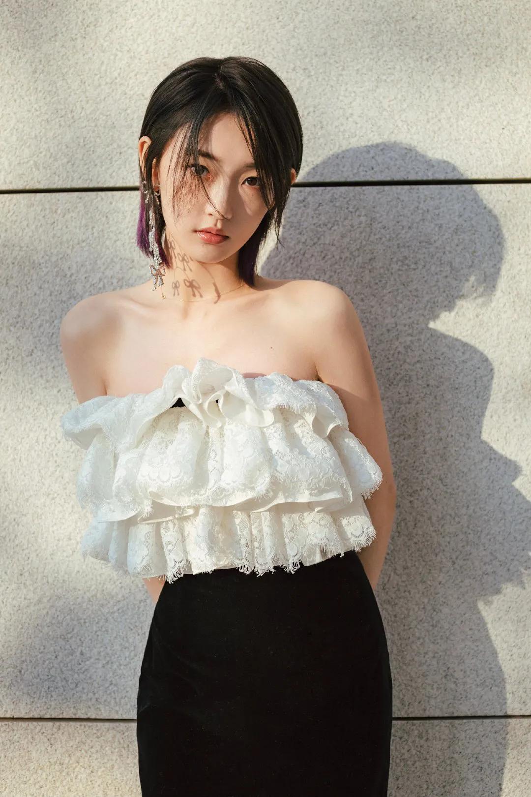 Female star Zhou still - iNEWS