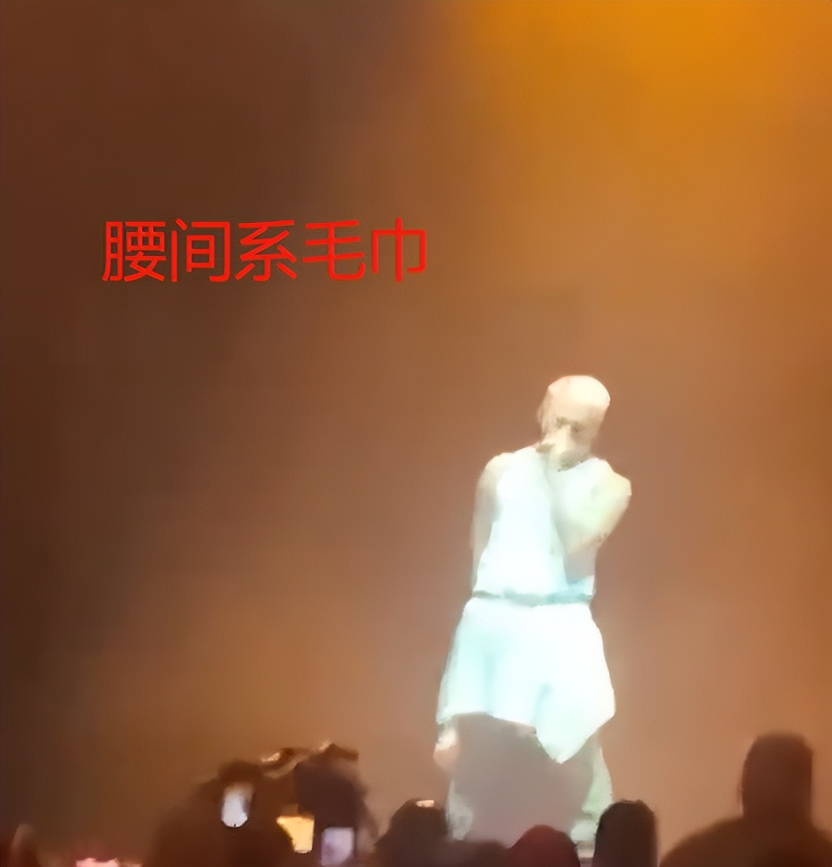 Well-known singer Chris' pants are cracked!Dancing too hard on the ...