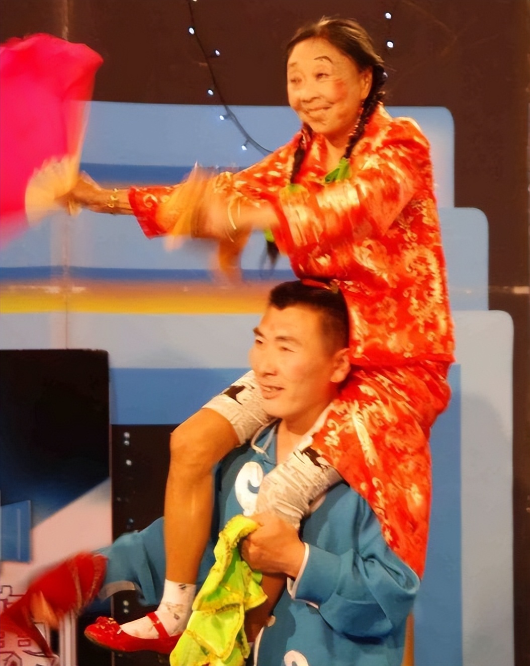 85-year-old Ma Yuqin fell asleep during the live broadcast, Li Yucheng ...