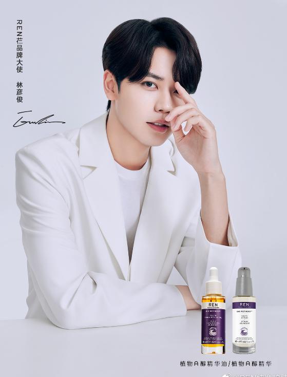 Lin Yanjun, the first brand ambassador of REN, with a bright smile and ...