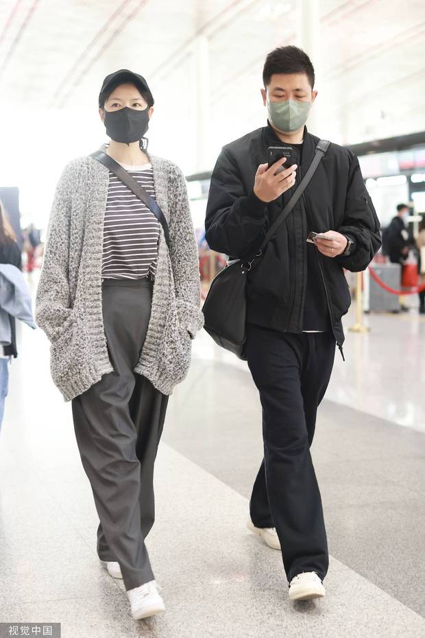 Li Ai and her husband Zhang Xuning hold hands and appear at the airport ...