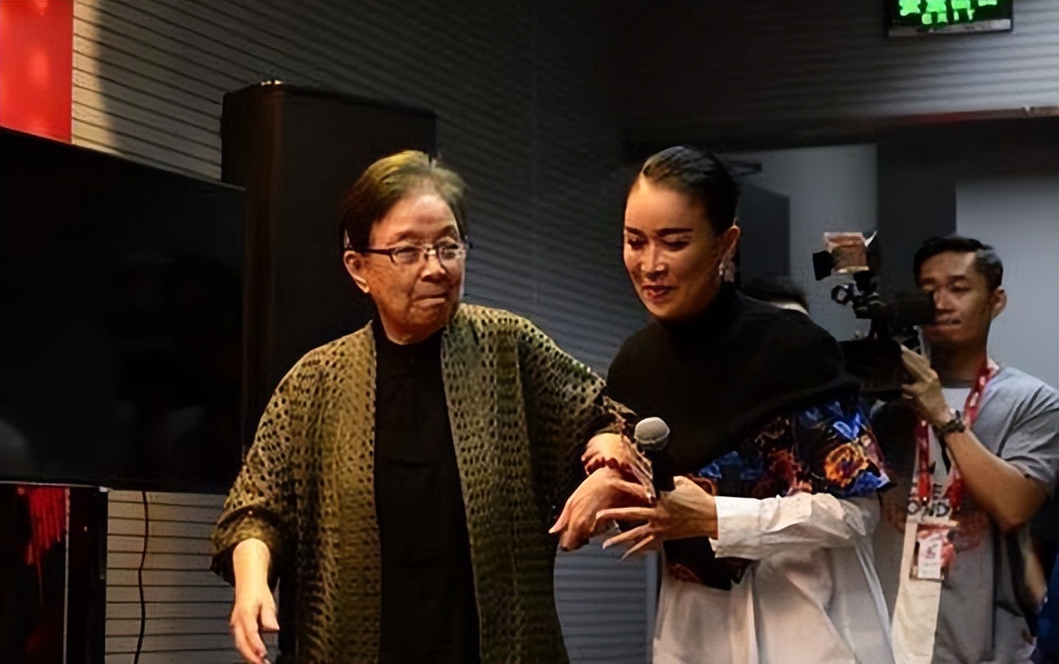 60-year-old Mao Amin and 55-year-old Na Ying sing on the same stage ...