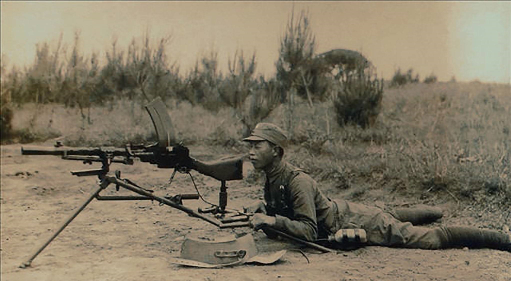 A high-end machine gun company, equipped with 8 heavy machine guns ...