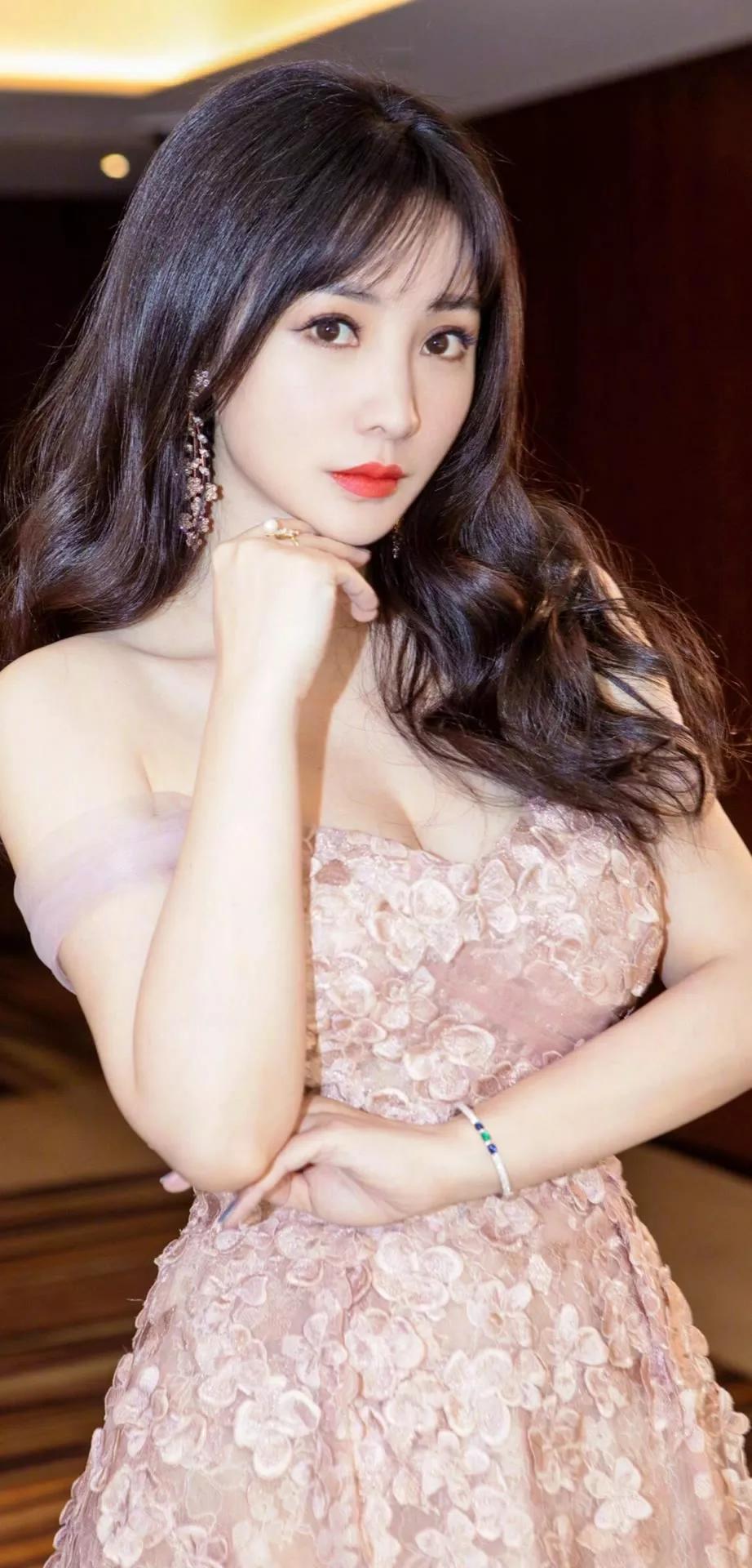 Sexy goddess Liu Yan - iNEWS