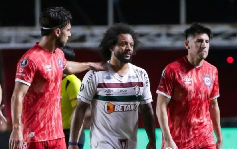 Terrible scene as Marcelo steps on his opponent's leg and exits a very ...