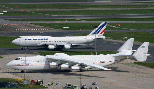 An-225 super transport aircraft, equipped with 6 engines and as many as ...