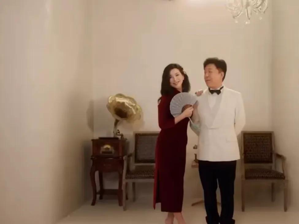 Zhu Zhu and him took a group of wedding photos, which turned out to be ...