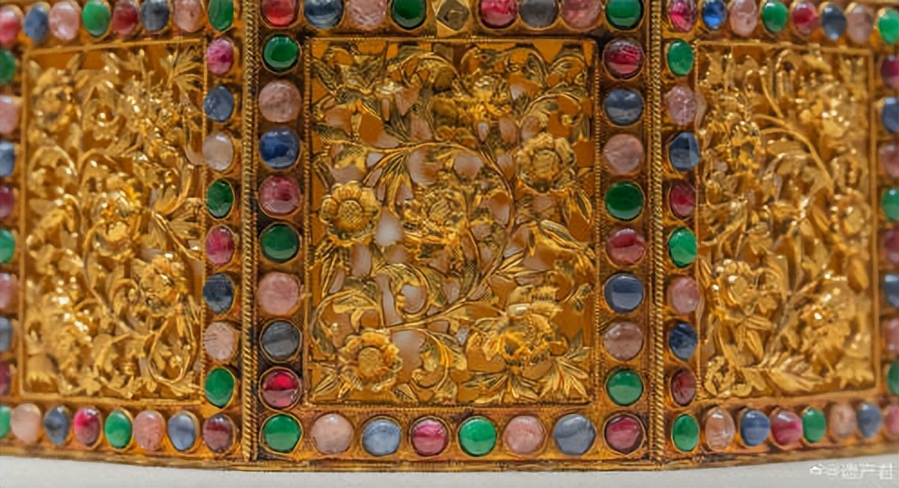 Ancient handmade goldware in the museum - golden eternal color - iNEWS