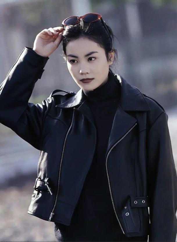 Faye Wong under the lens of passers-by took photos with fans in the ...