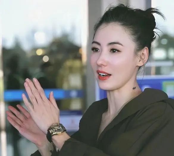 42-year-old Cecilia Cheung has to shine!Swimming photos: slender limbs ...