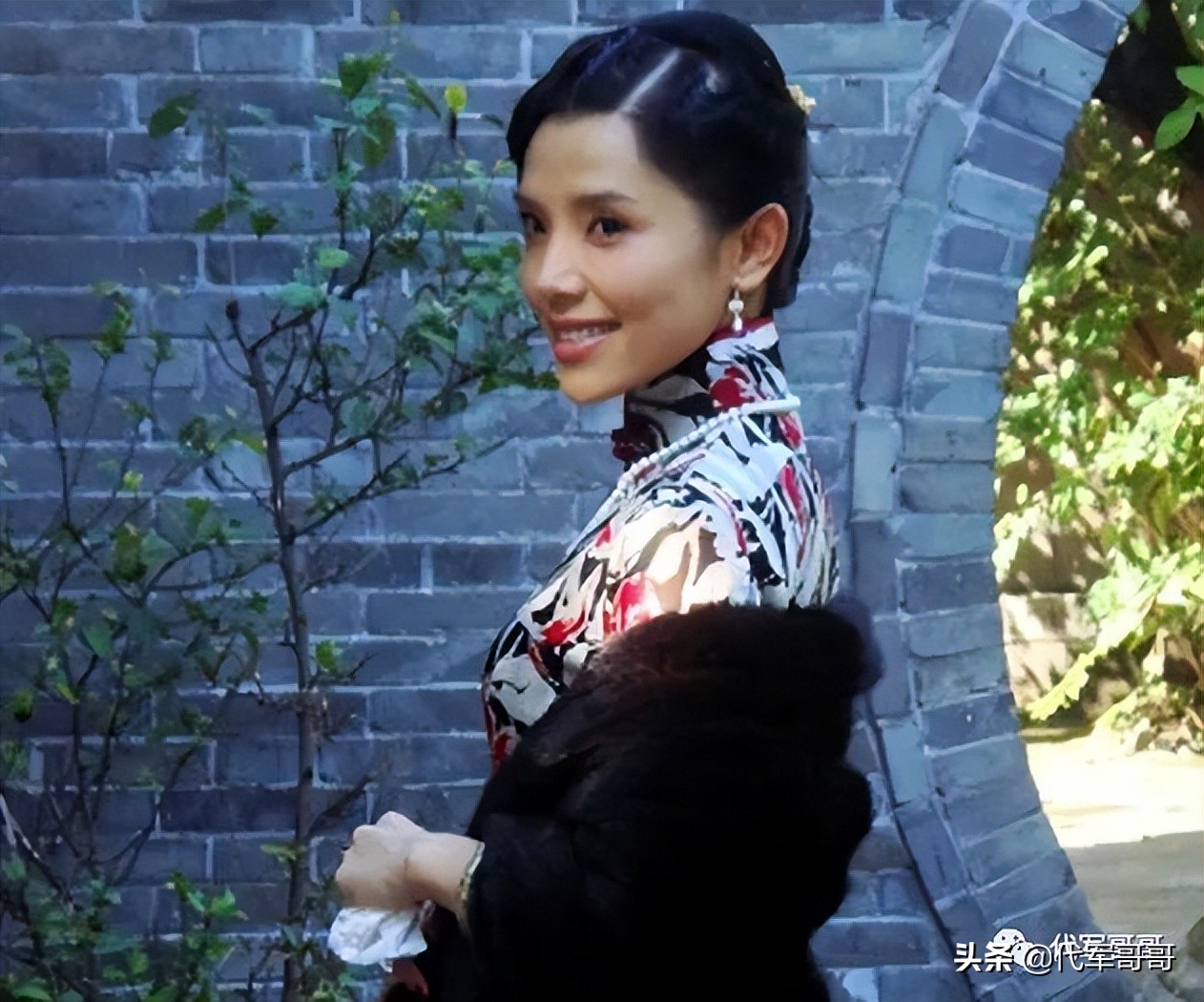 She is famous for her role in "The Legend of Zhen Huan". Her husband ...