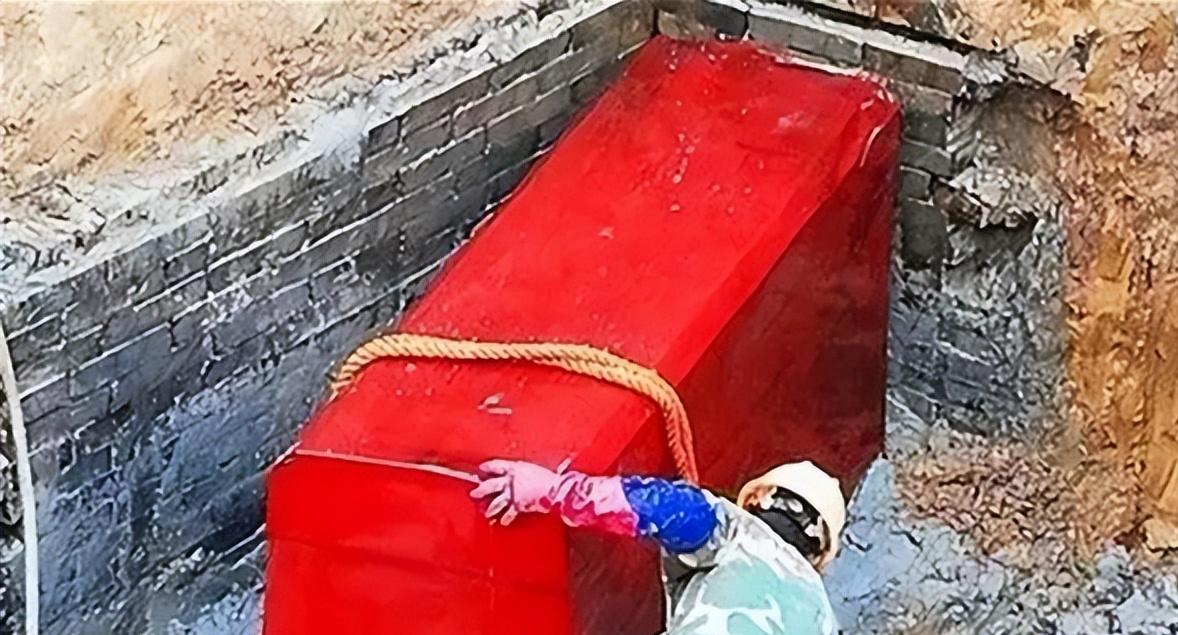 The old man slept on the coffin for 30 years, and the 800-year-old red ...