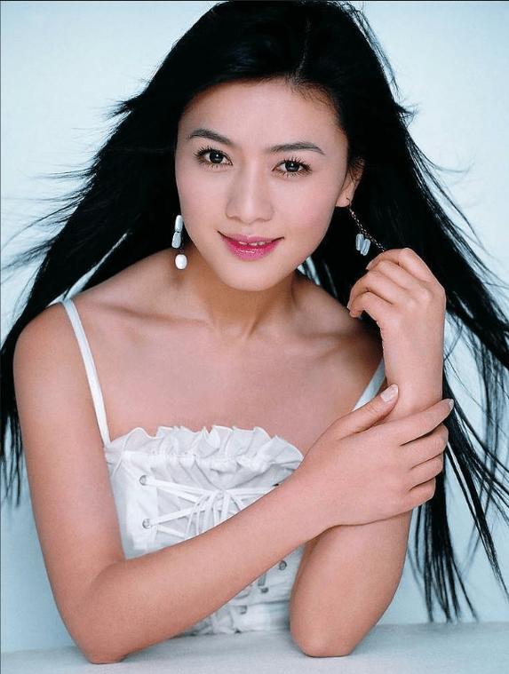 Lu Yi was her first love, Wang Zhiwen was her infatuation, and her rich husband died in prison ...