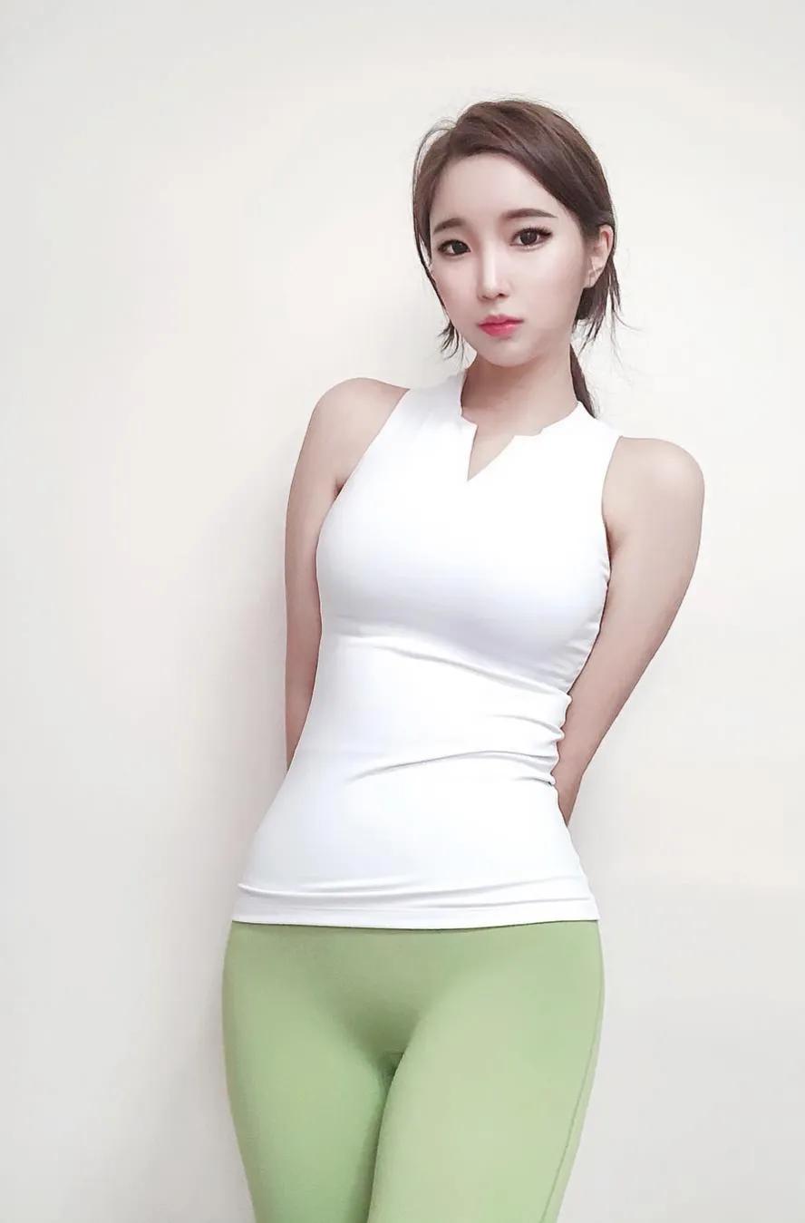 Korean supermodel Li Xuanhua, wearing a yoga suit and shirt upper body ...