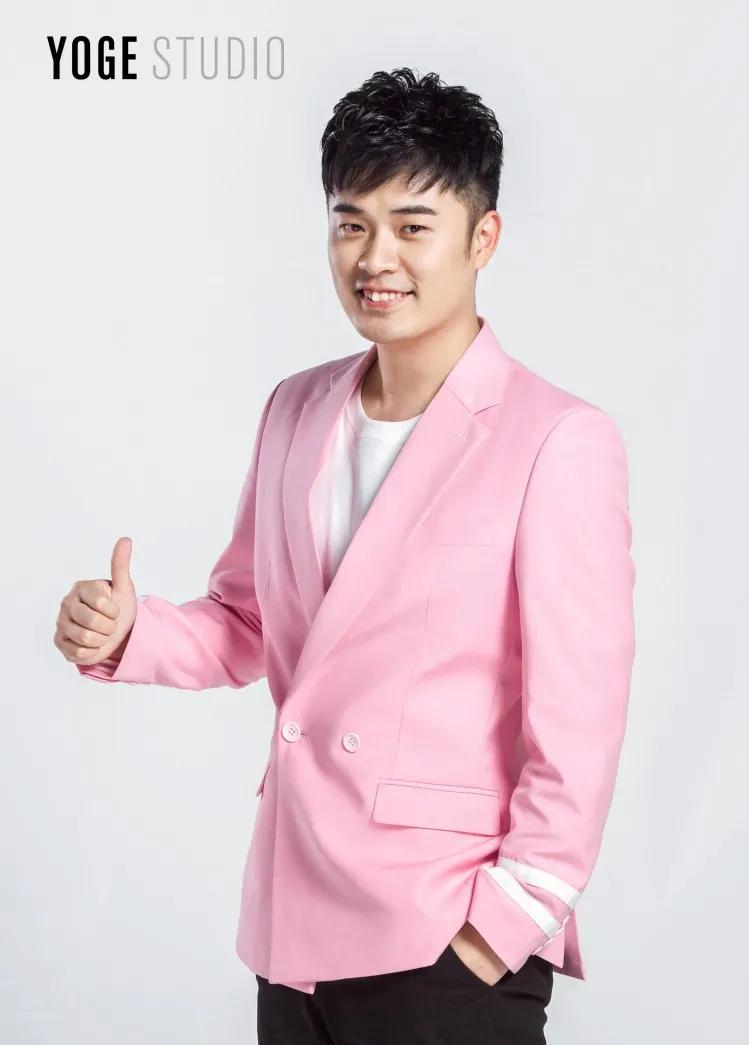 A gentleman in front of a man and a crazy actor in the back - iNEWS